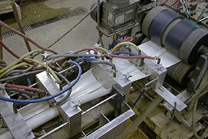 Manufacturing Process Comparison: Plastic Extrusion vs. Injection Molding